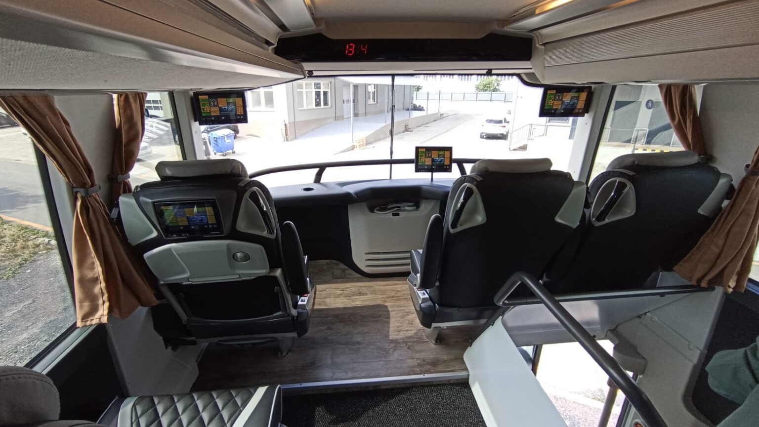 FOTO: RegioJet představil nové autobusy, mají samostatné sedačky