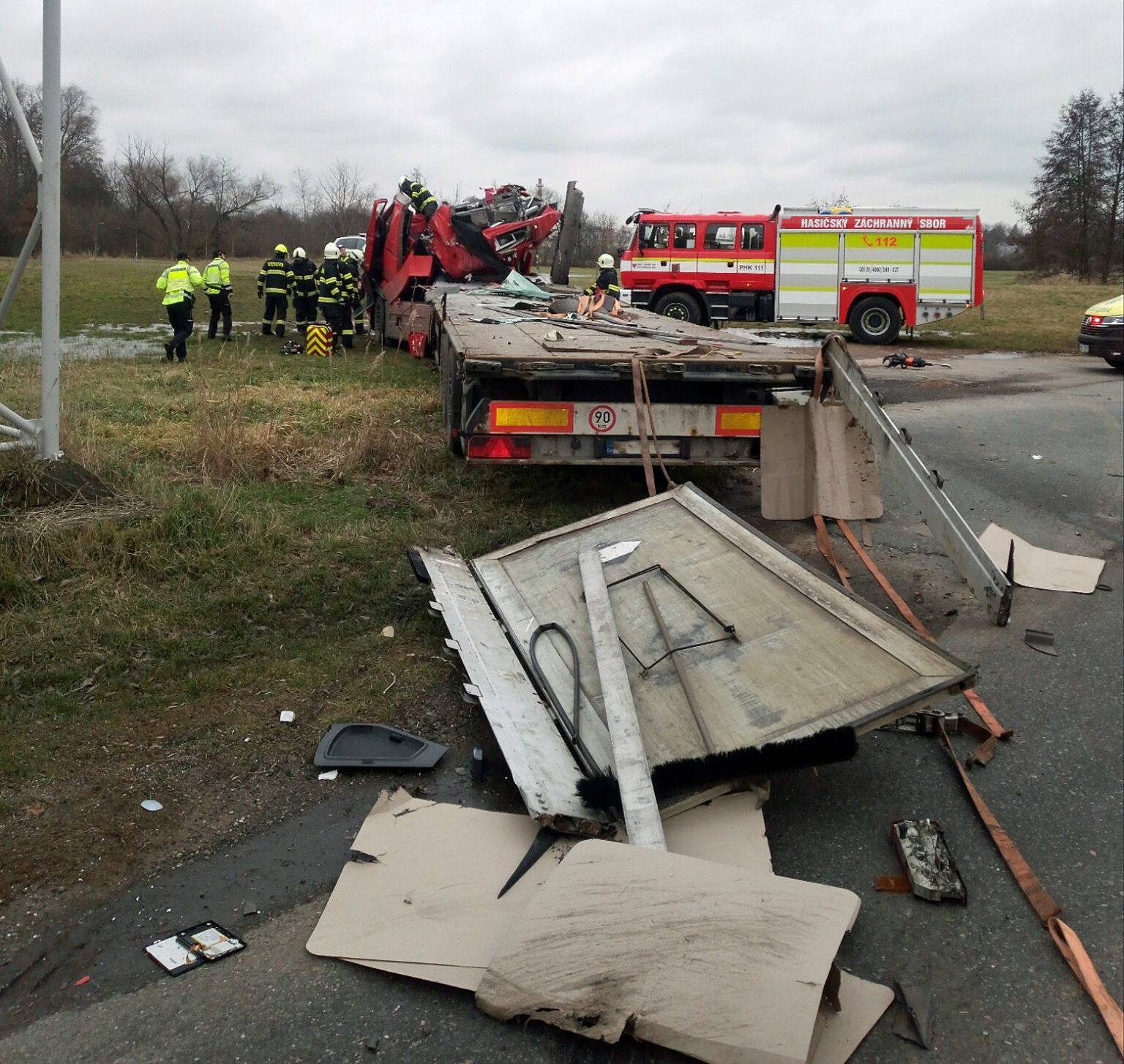 Vážná nehoda v Hradci Králové: Kamion narazil do mostu!