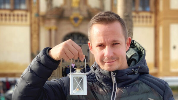 Moderátor Jirka Vondra šel před smrtí pro pomoc do nemocnice, poslali ...