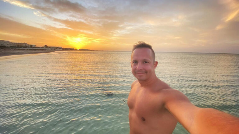 Moderátor Jirka Vondra šel před smrtí pro pomoc do nemocnice, poslali ...