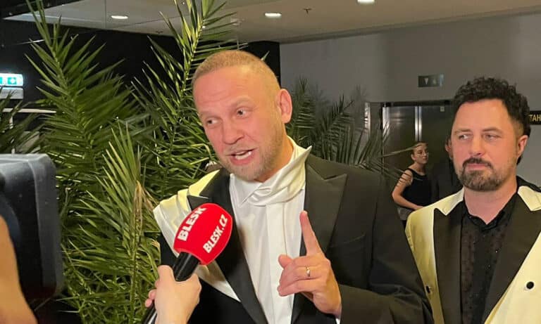 Zpěvák kapely O5 a Radeček Tomáš Polák si nechal nastřelit vlasy. Na slavících bez čepice!